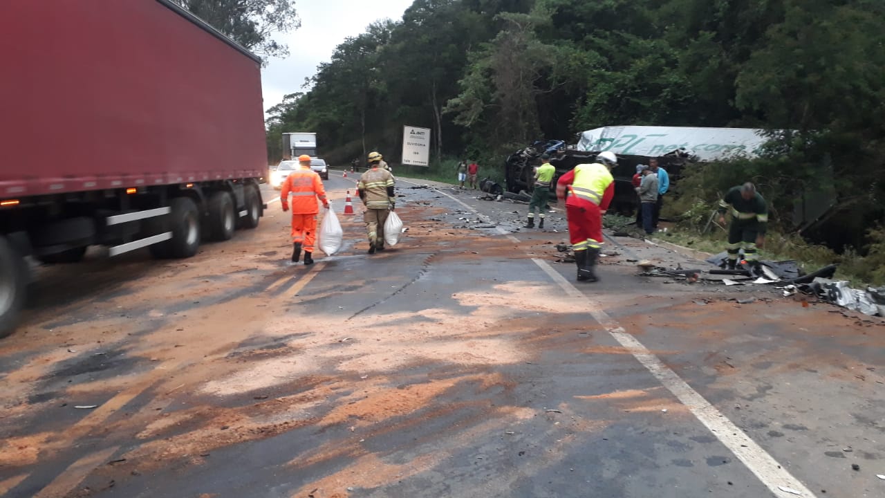 Caminhão e carreta batem de frente e matam uma pessoa, no interior de Minas; veja imagens ...