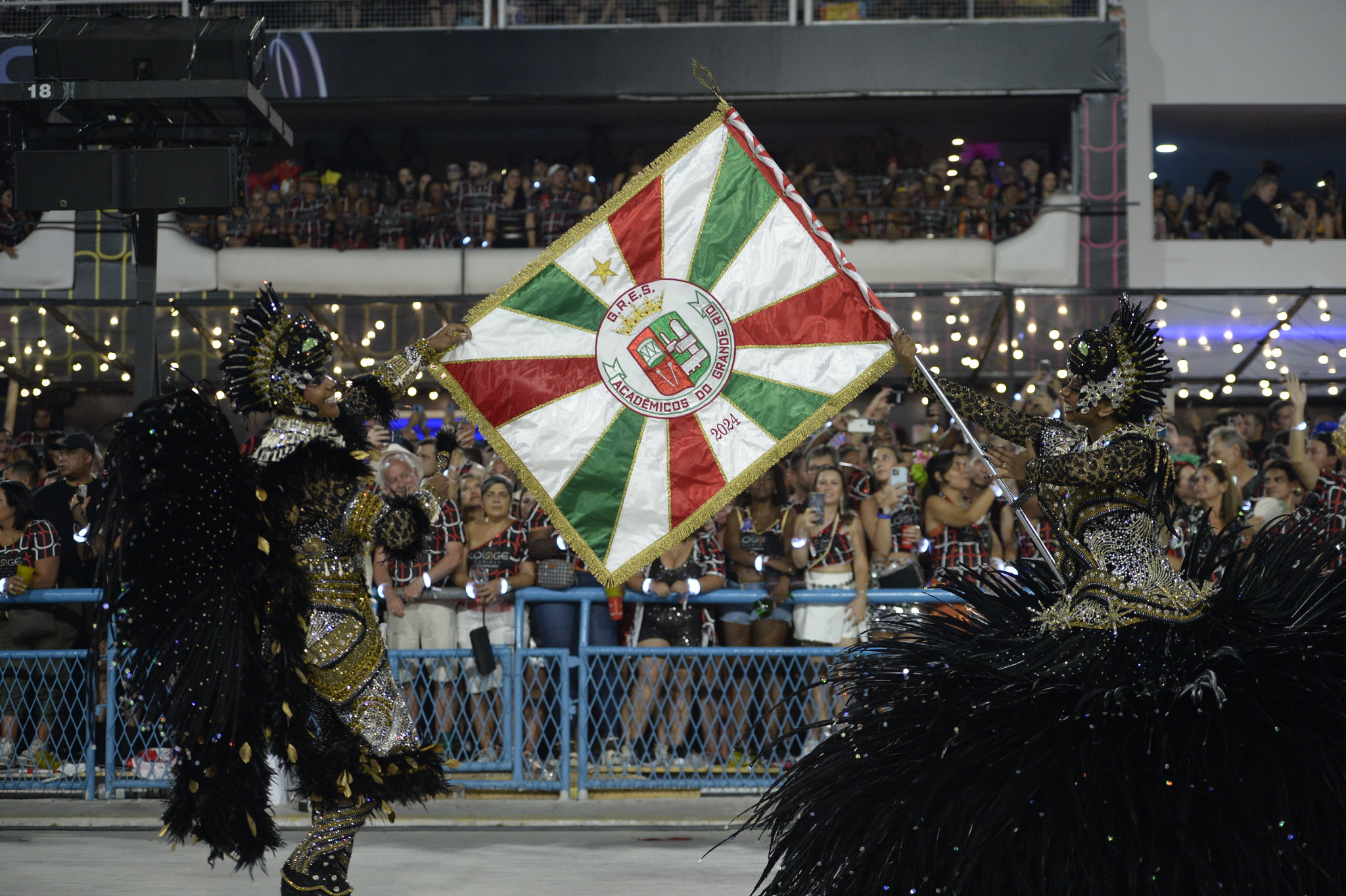 Carnaval 2024: veja, em fotos, a primeira noite de desfiles das escolas ...