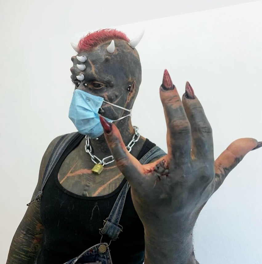Diabão: tatuador com 16 modificações corporais mostra nome e fotos ...