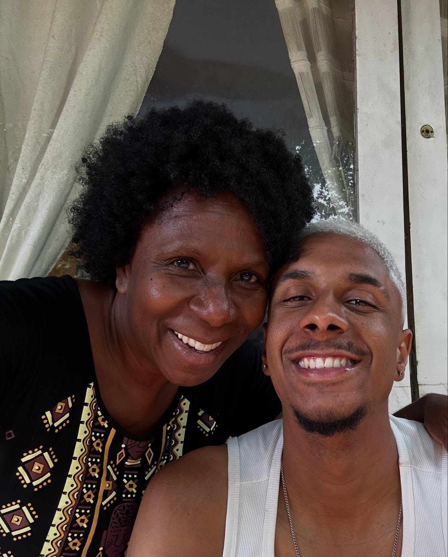 Filho de atriz da Globo morre após mal súbito aos 21 anos - Rádio Itatiaia