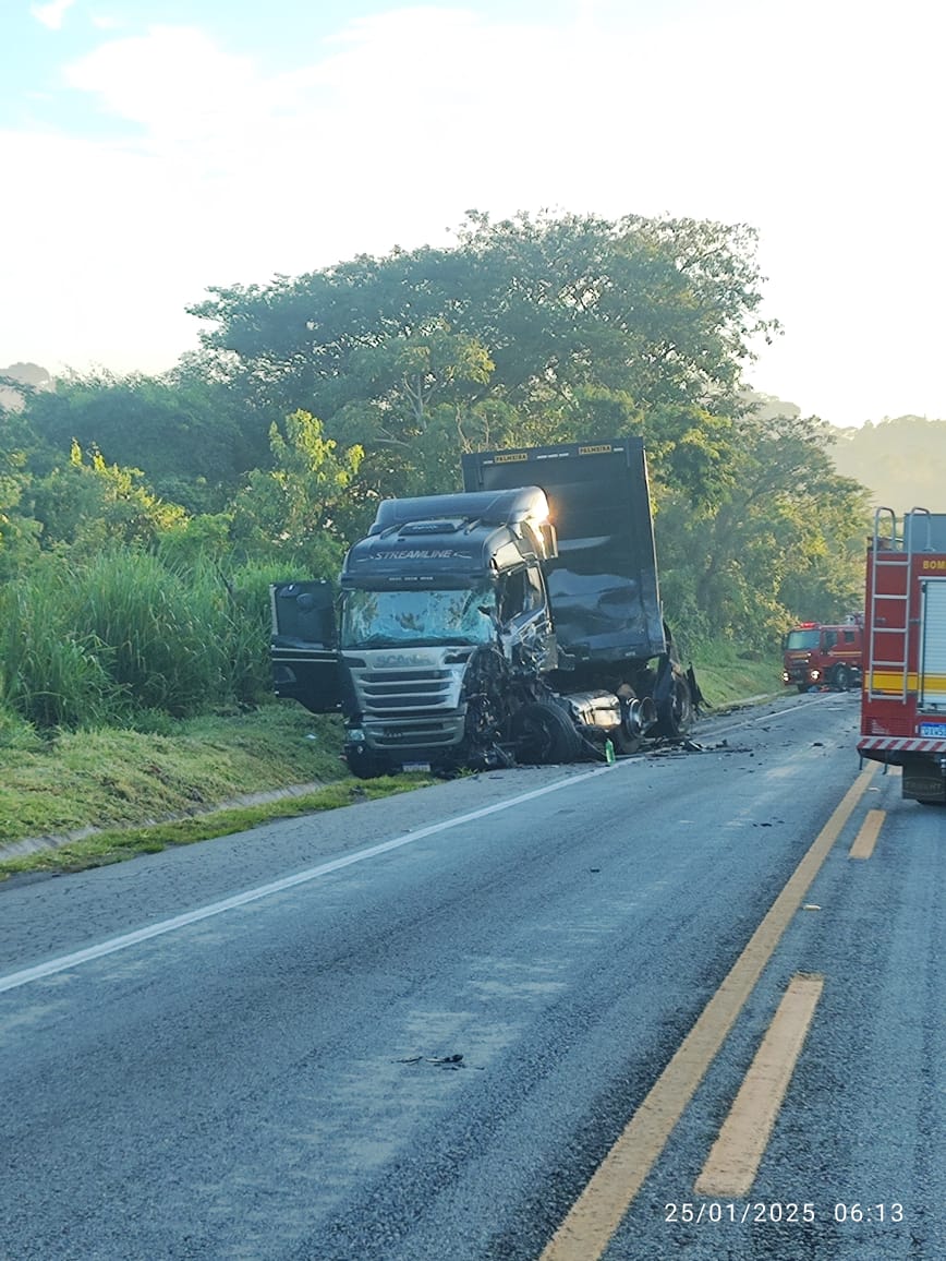Grave acidente entre carreta e caminhão deixa um morto na MG-050; veja fotos - Rádio Itatiaia