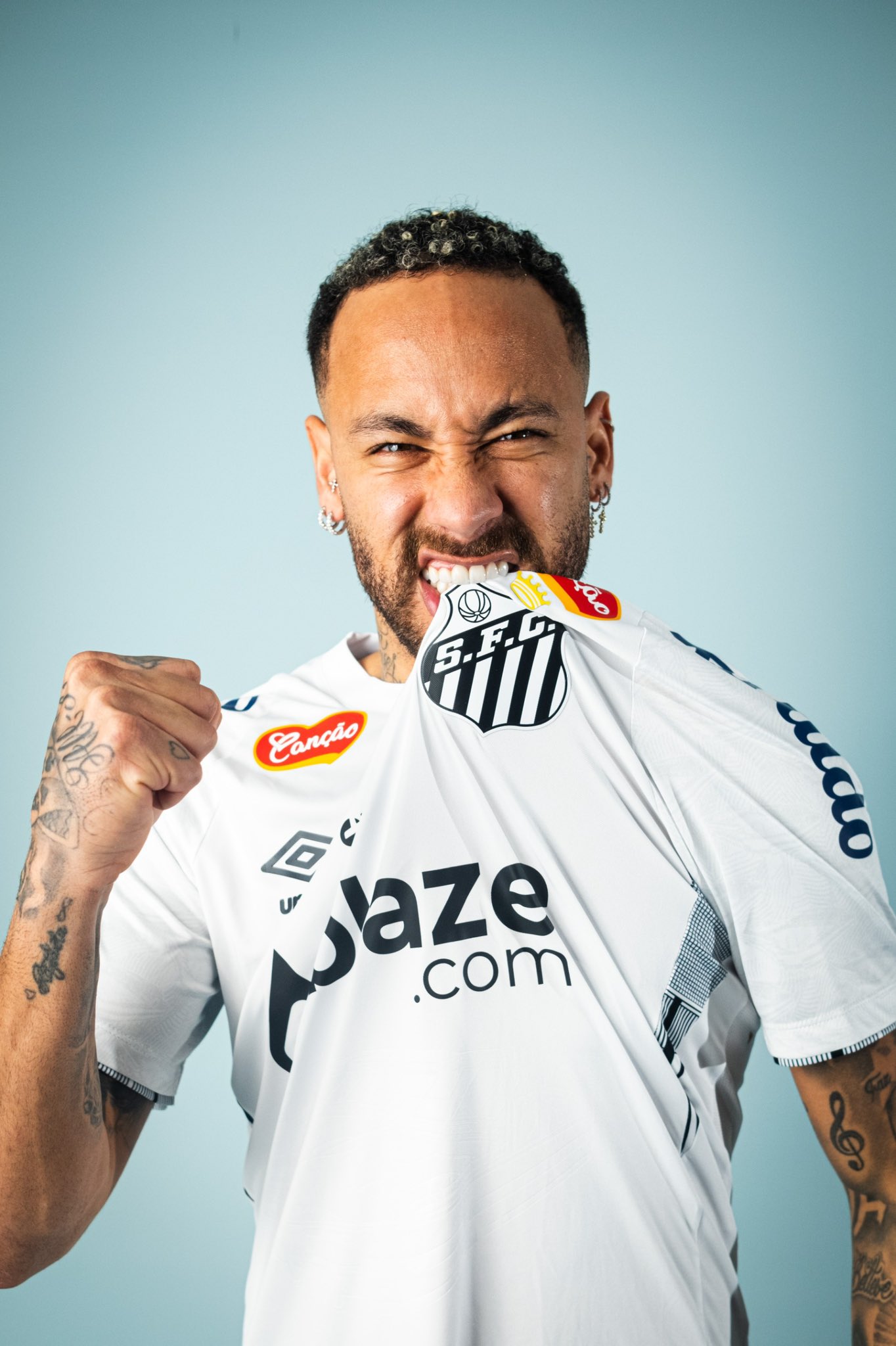 Neymar posa ao lado de Biancardi e Mavie com a camisa do Santos; veja fotos - Rádio Itatiaia