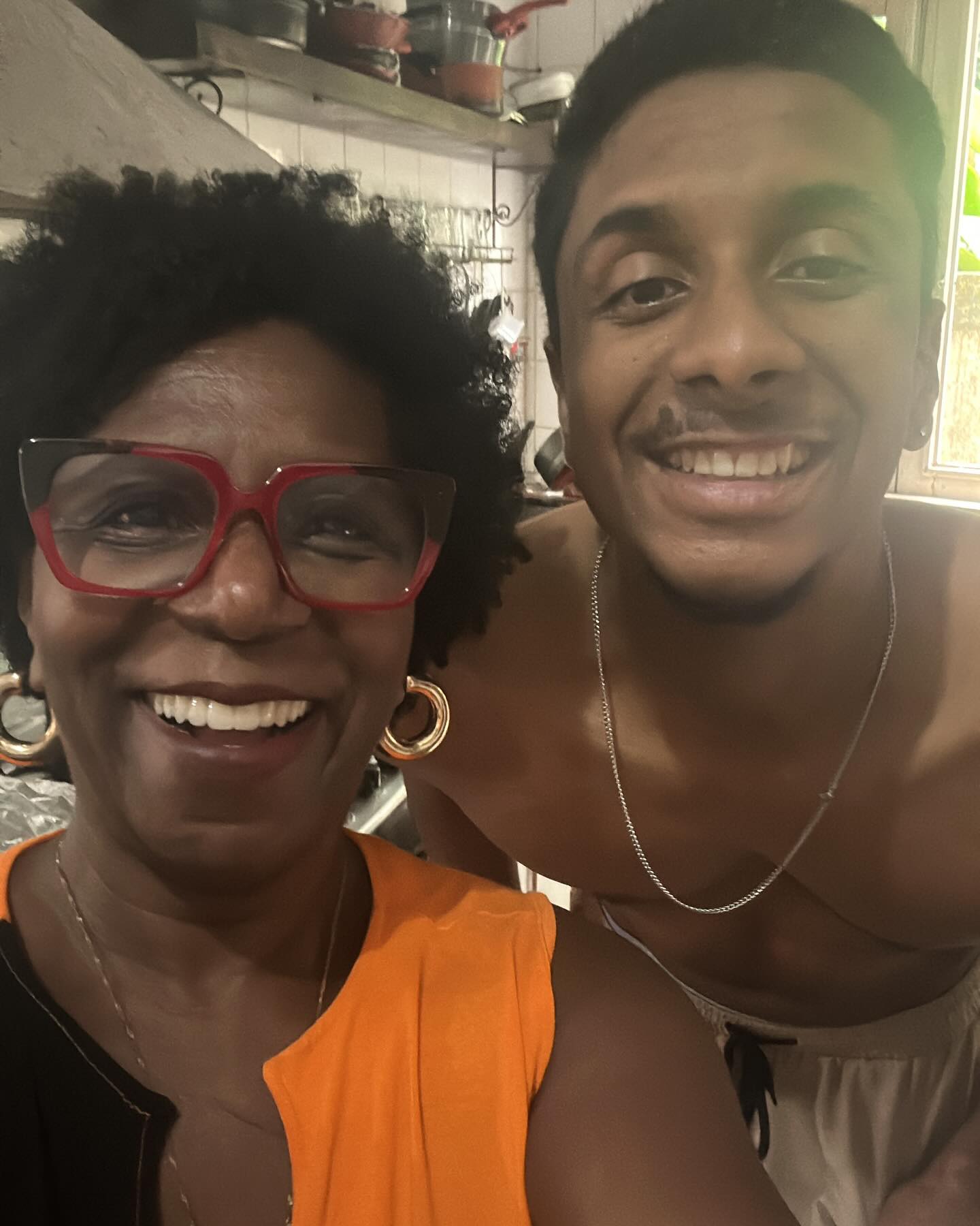 Filho de atriz da Globo morre após mal súbito aos 21 anos - Rádio Itatiaia