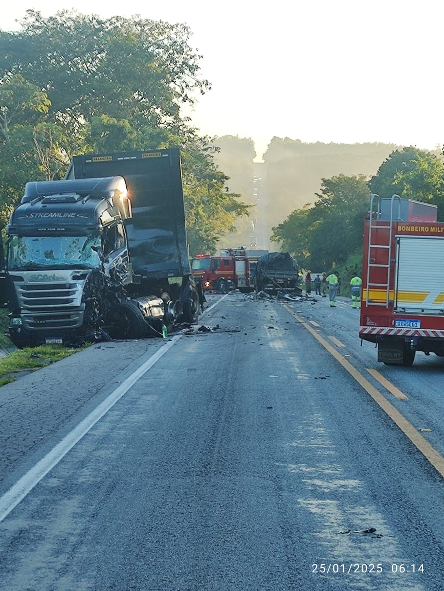 Grave acidente entre carreta e caminhão deixa um morto na MG-050; veja fotos - Rádio Itatiaia