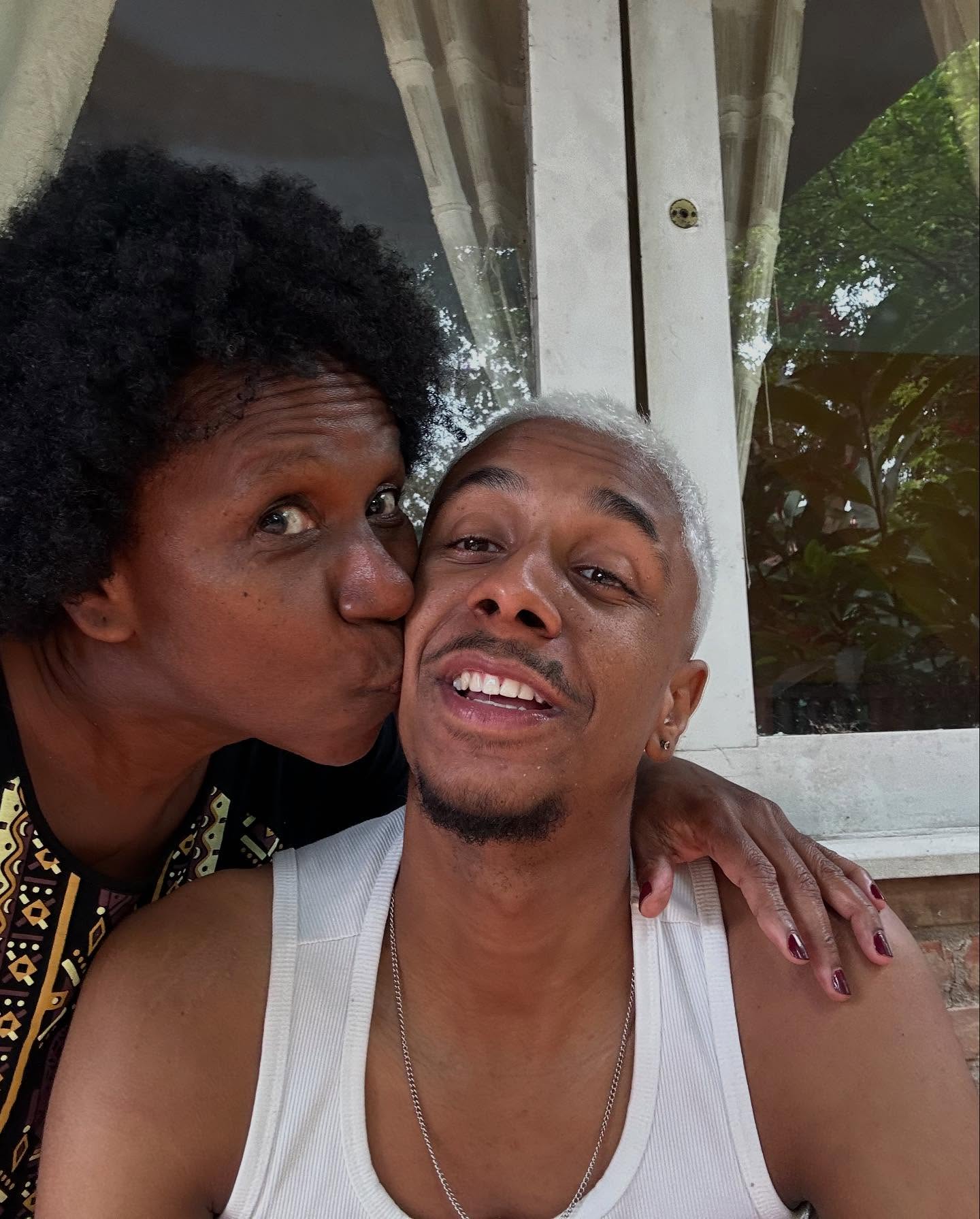 Filho de atriz da Globo morre após mal súbito aos 21 anos - Rádio Itatiaia