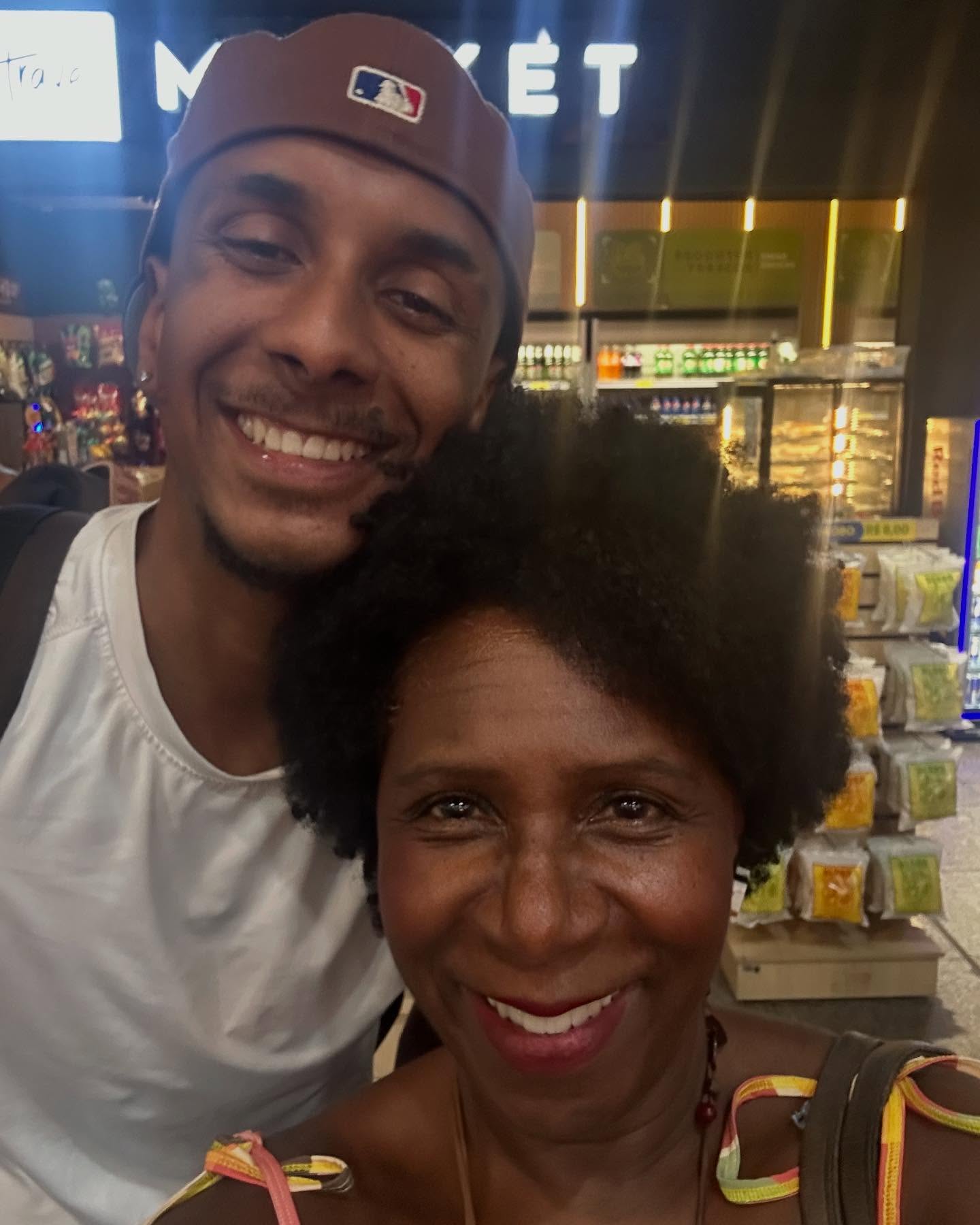 Filho de atriz da Globo morre após mal súbito aos 21 anos - Rádio Itatiaia