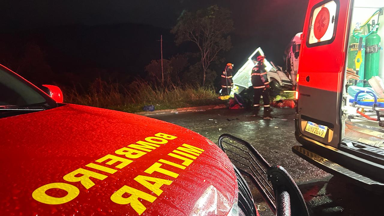 Veja imagens do local do acidente com carreta e van que deixou 9 mortos na BR-251, no Norte de ...